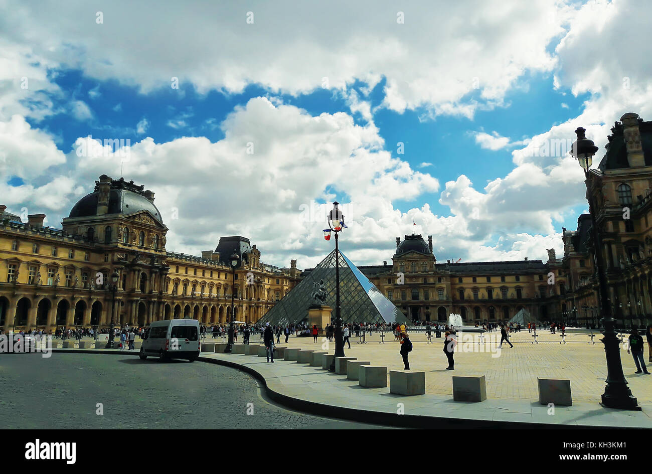 Louvre museum architecture palace hi-res stock photography and images ...
