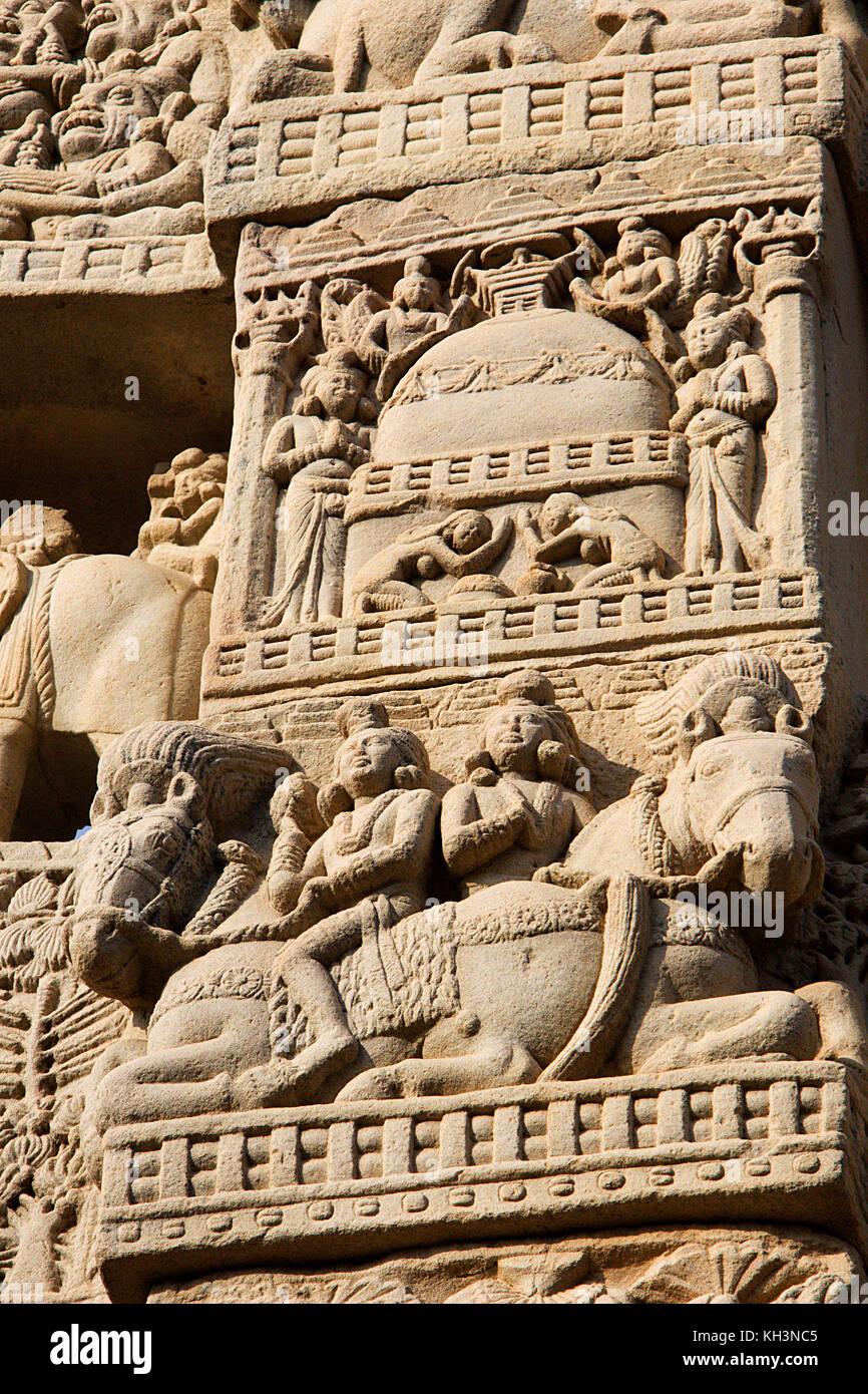 Detail on front panel of gateway of Stupa-1 at Sanchi, near Bhopal ...