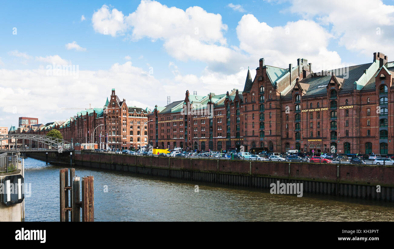 HAMBURG, GERMANY - SEPTEMBER 15, 2017: houses on waterfront of ...