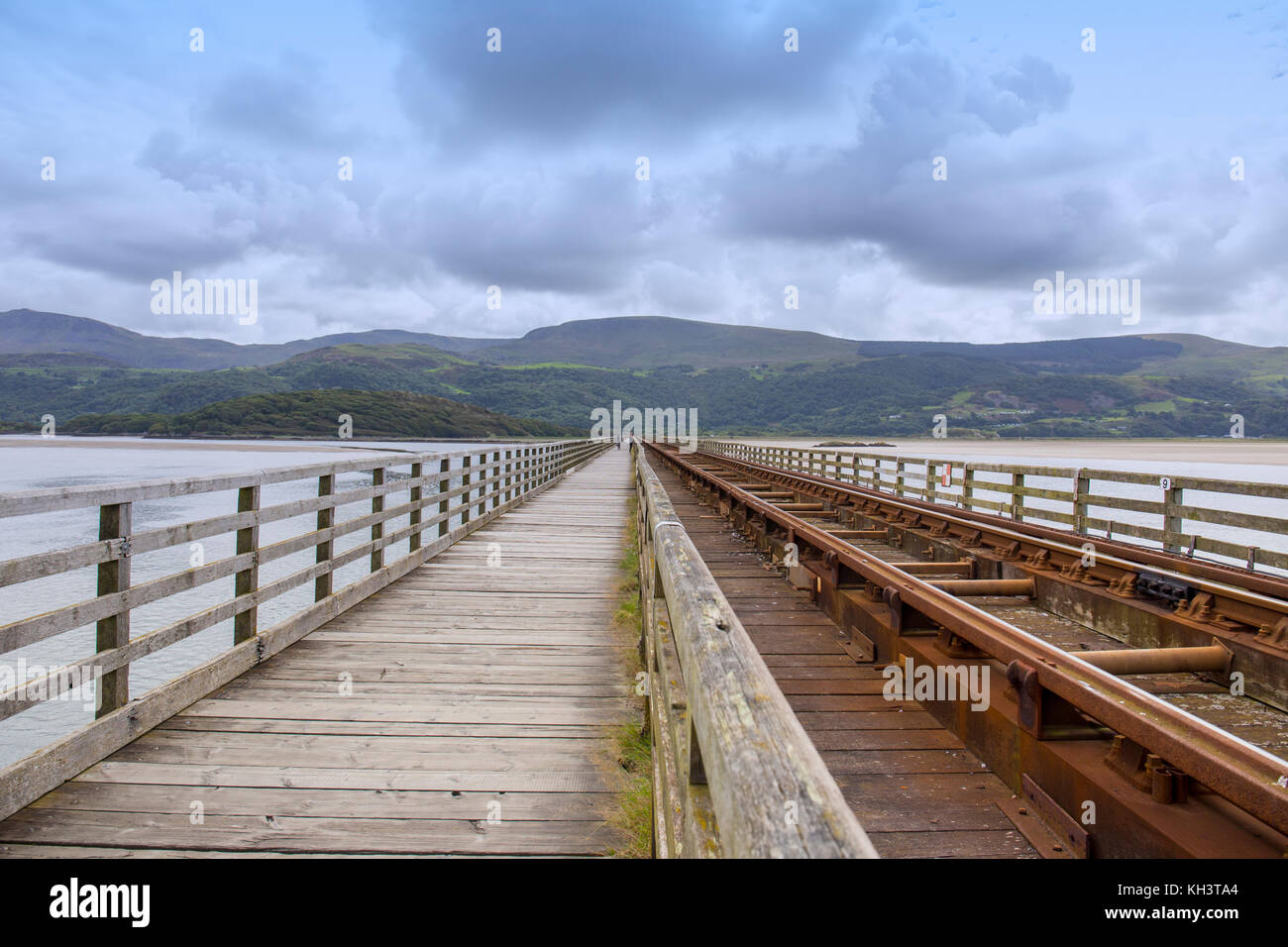 Railway footpath hi-res stock photography and images - Alamy