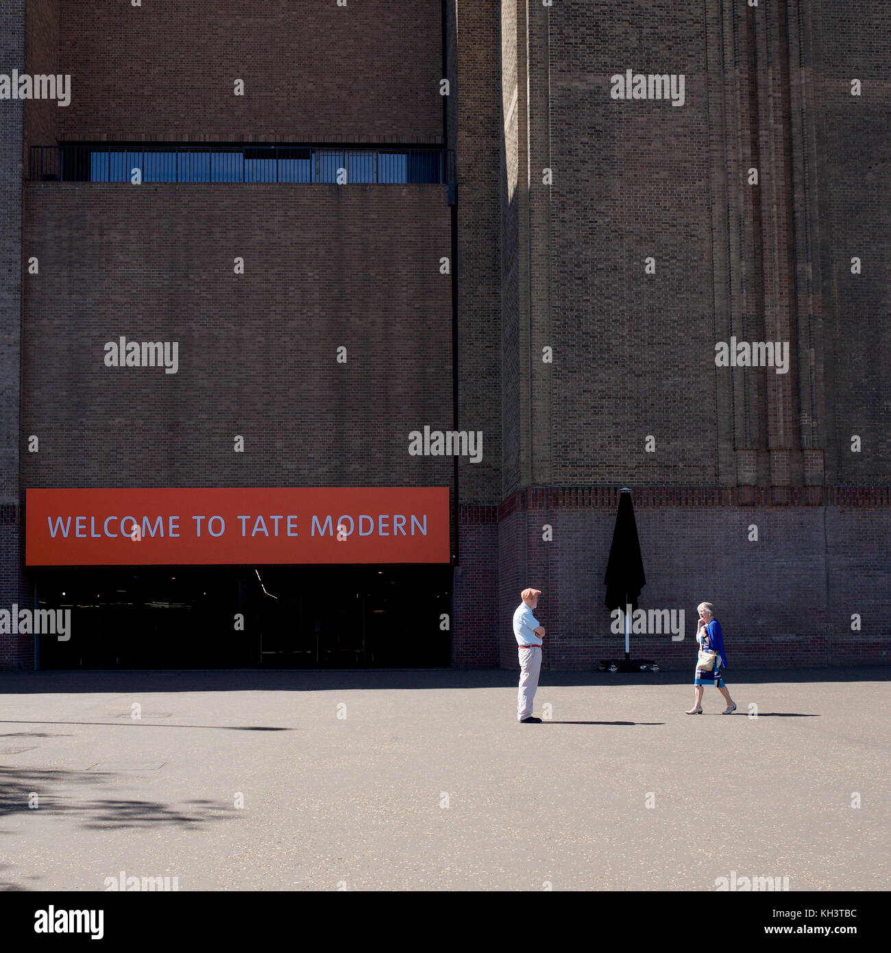 Two people outside the Tate Modern in London Stock Photo - Alamy