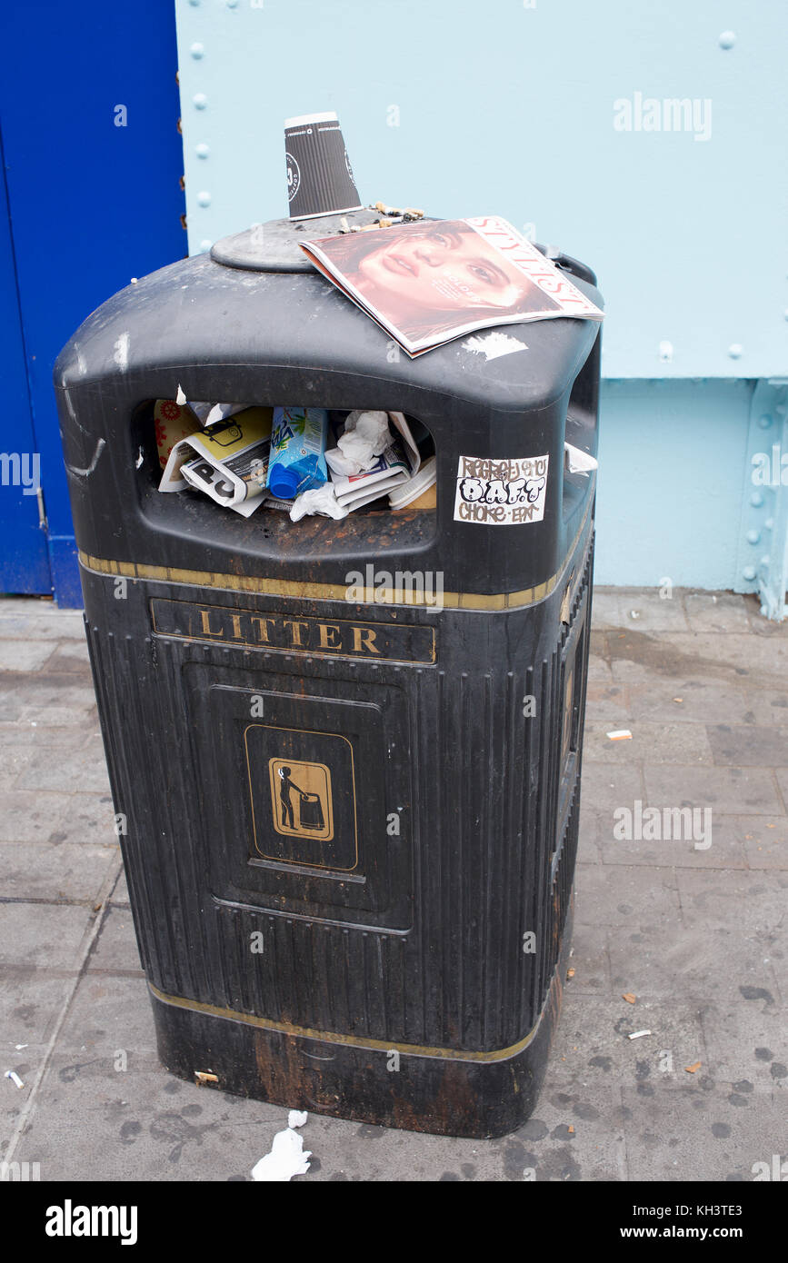 Overflowing litter bin Stock Photo - Alamy Overflowing litter bin Stock Photo - Alamy