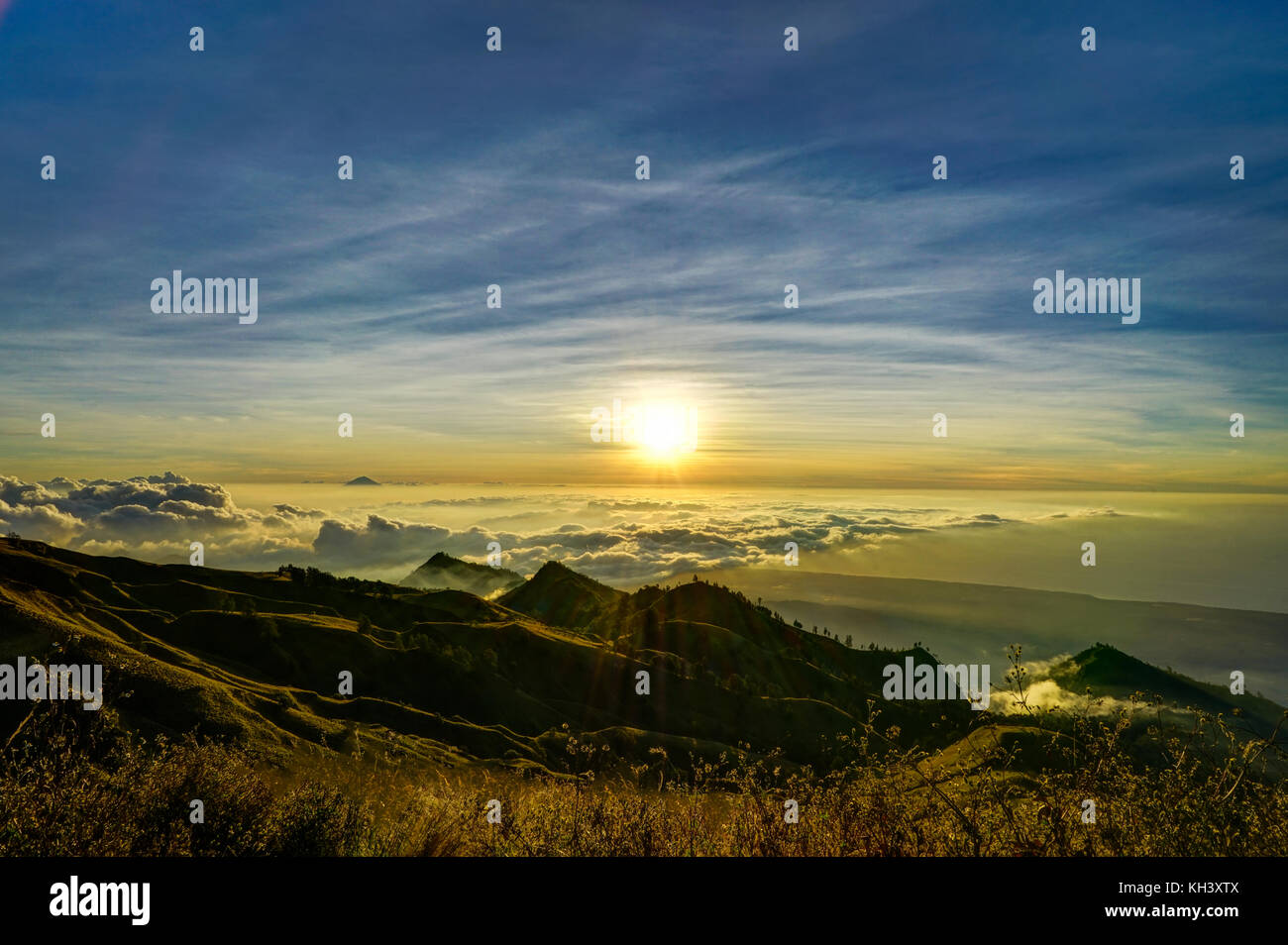 Sunset over Clouds mountain top vulcano Rinjani Lombok Indonesia Stock ...