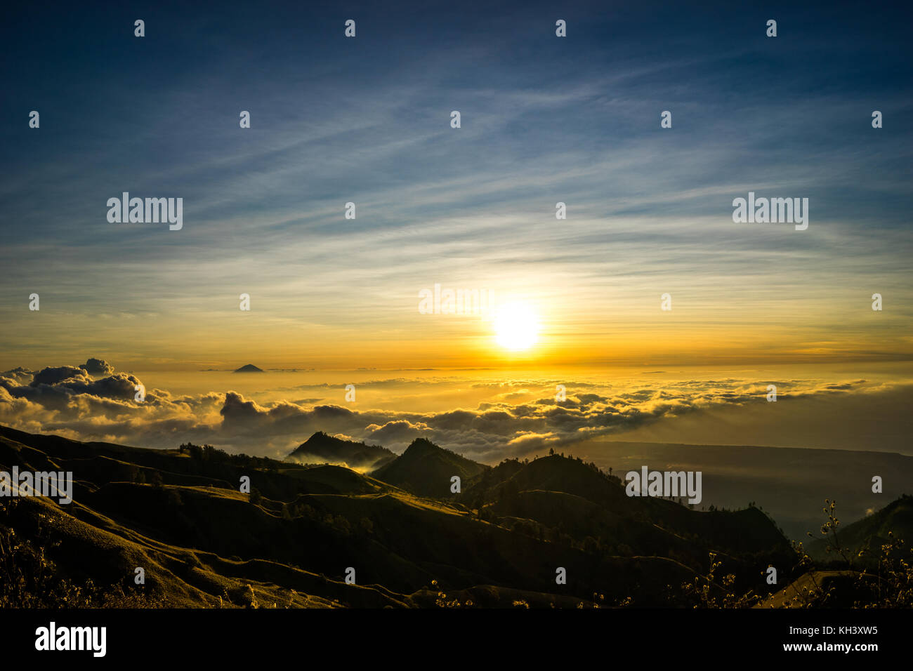 Sunset over Clouds mountain top vulcano Rinjani Lombok Indonesia Stock ...
