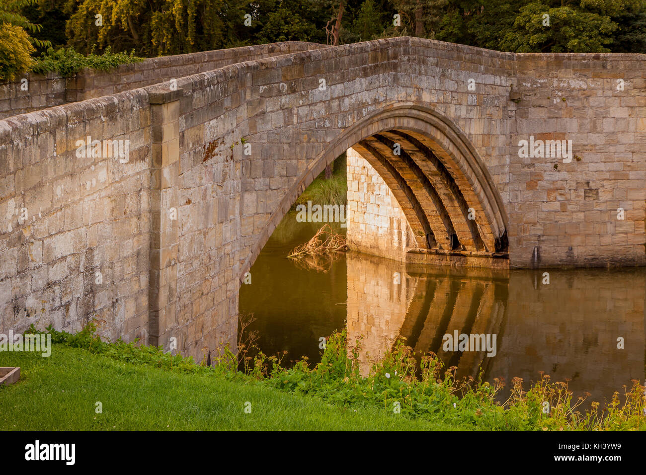 LESBURY NORTHUMBERLAND/UK - AUGUST 14 : The Old Mill Bridge at Lesbury ...