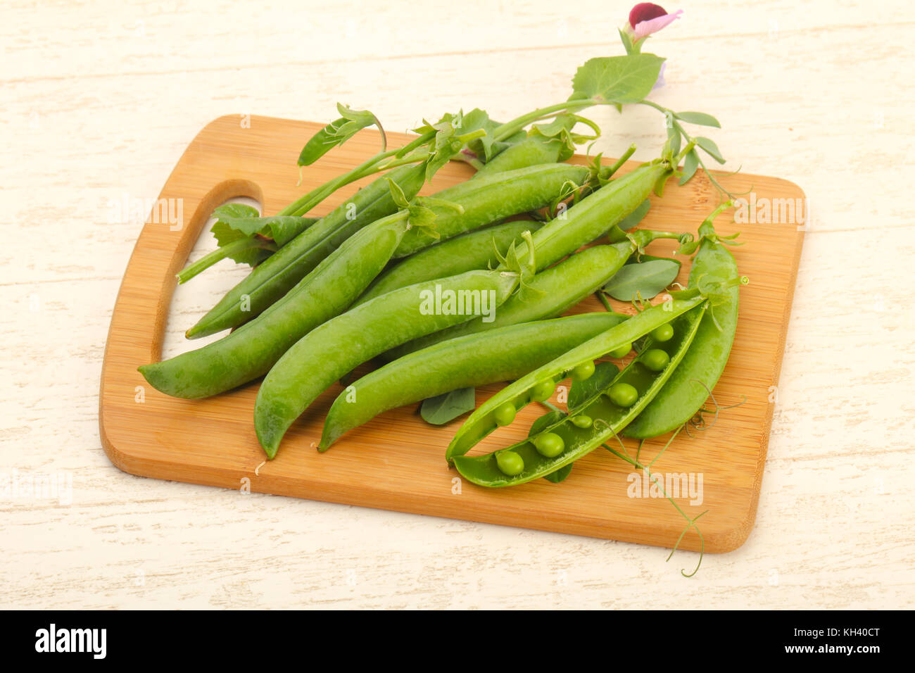 Ripe green peas with leaves Stock Photo - Alamy