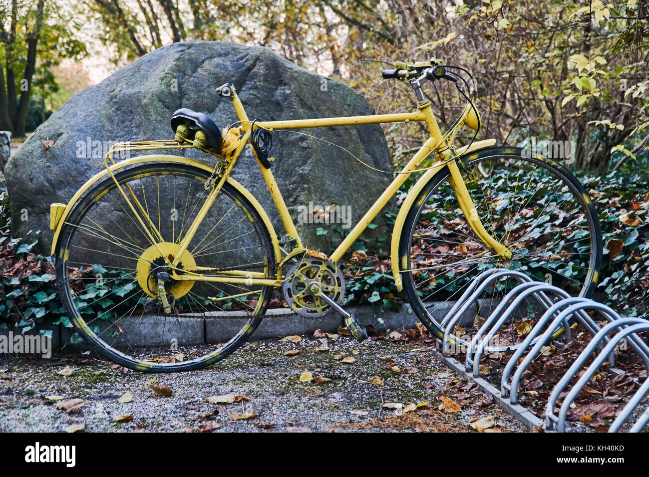 Broken bike in a park in the fall Stock Photo - Alamy