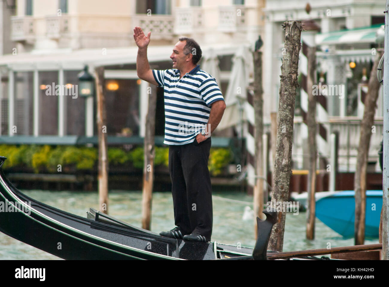 Smiling venice gondolier hi-res stock photography and images - Alamy