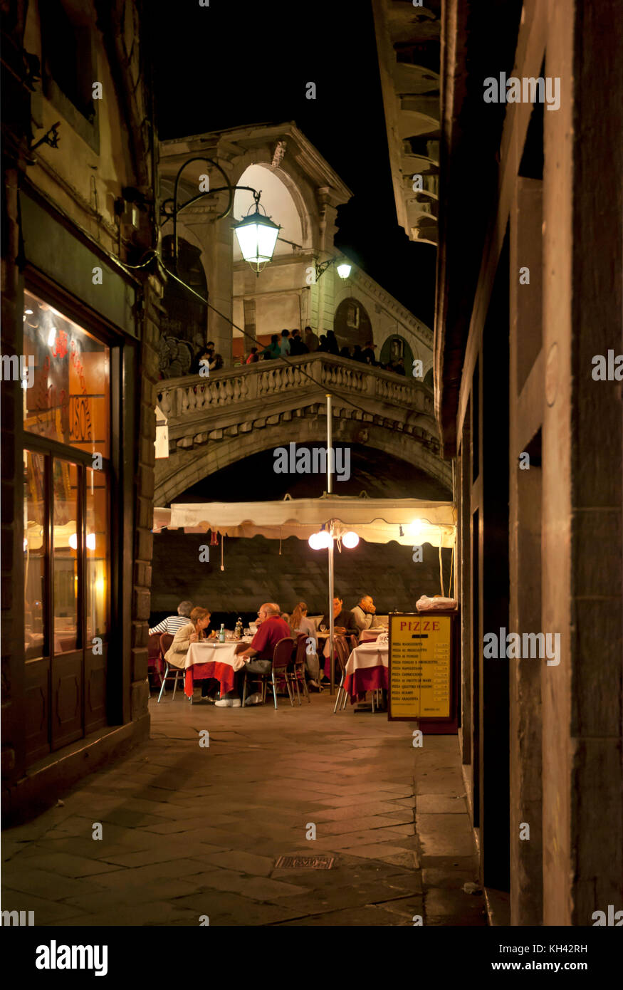 People dining in a restaurant by Rialto bridge in Venice Stock Photo ...