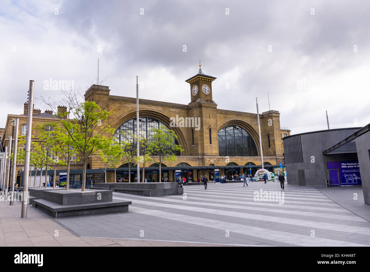 King's Cross Station London, front entrance and square Stock Photo - Alamy