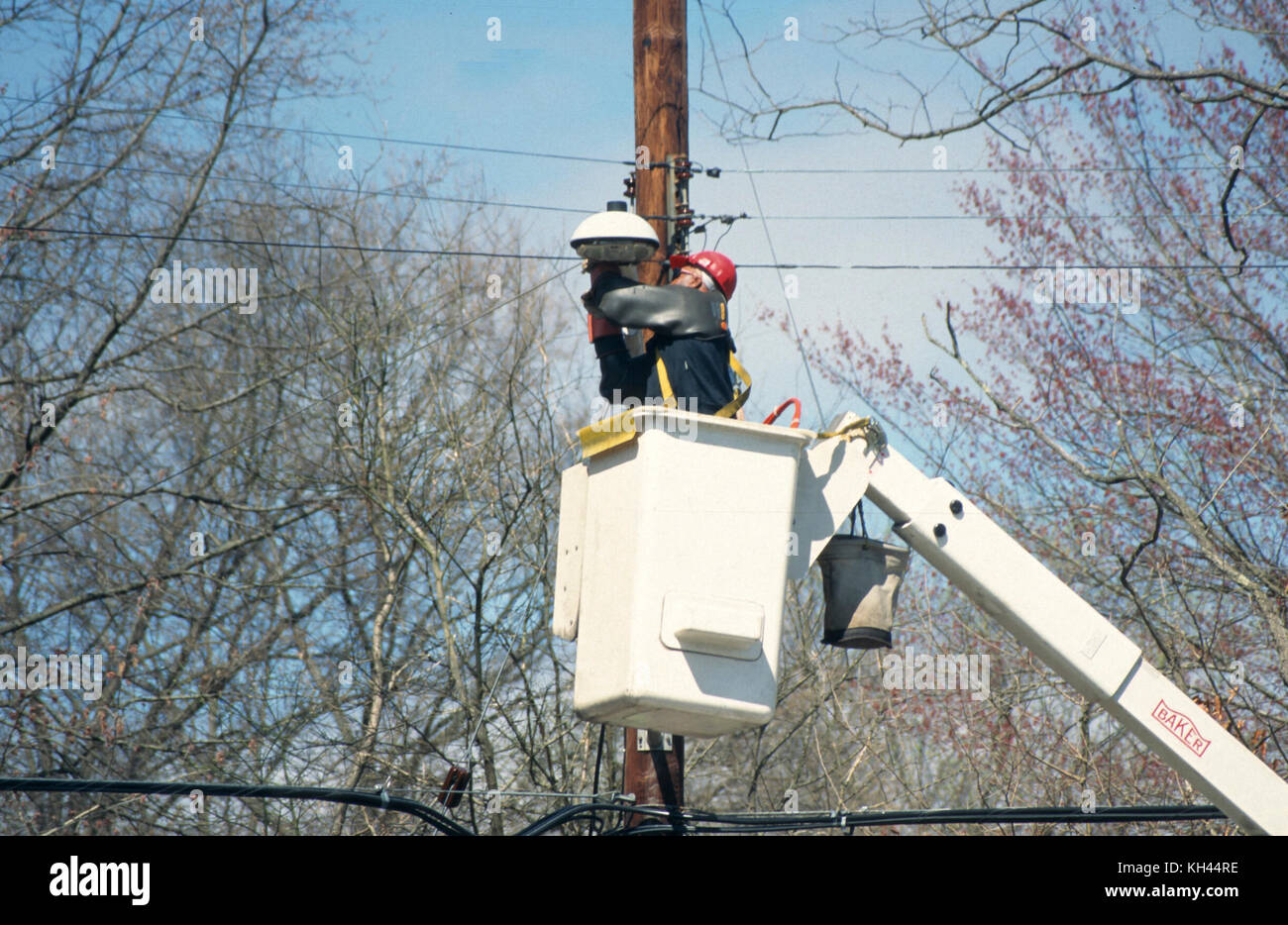 Man changing a street light bulb Stock Photo - Alamy