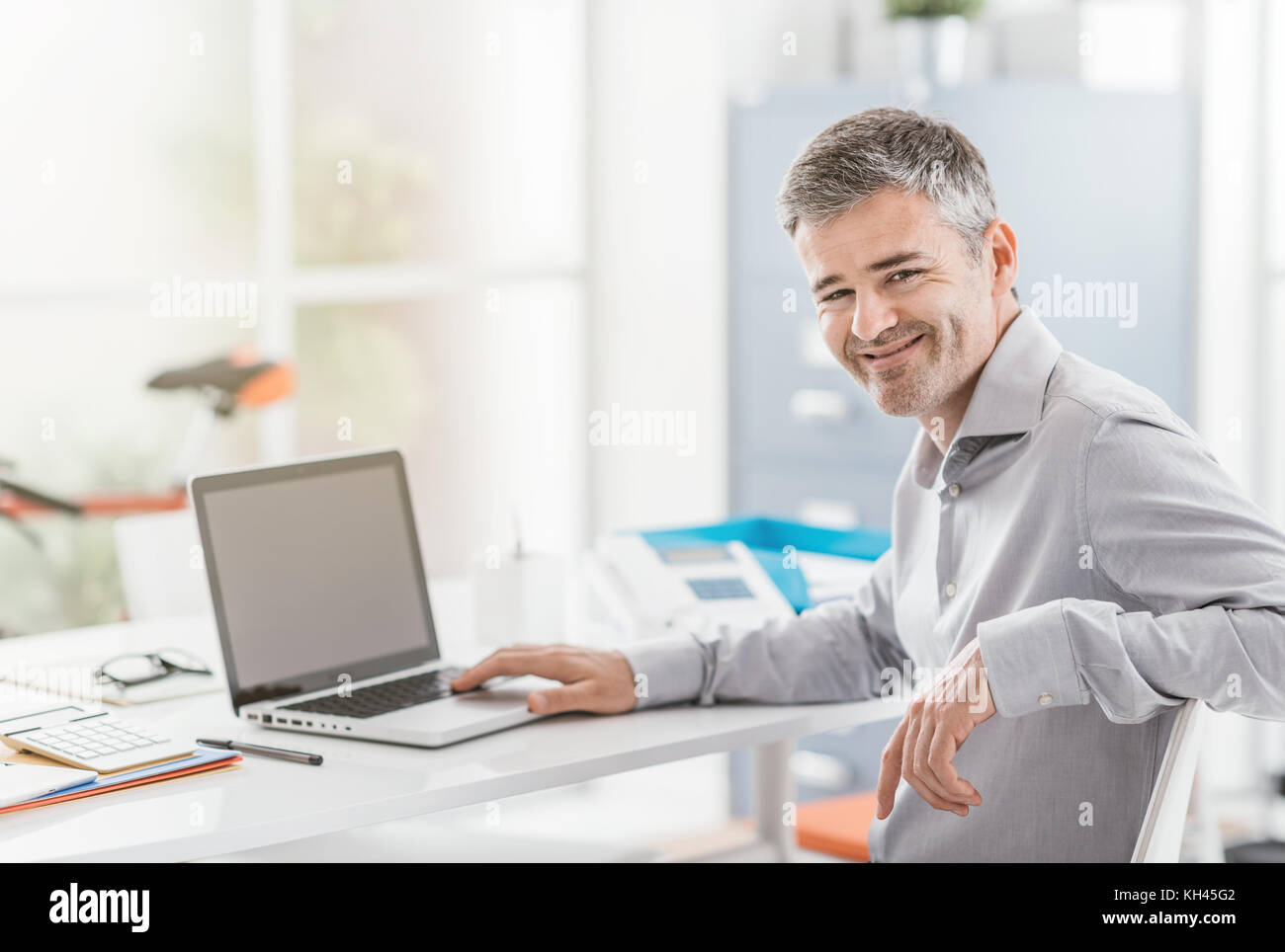 Confident office worker hi-res stock photography and images - Alamy