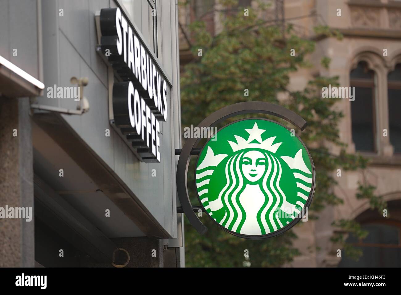 Starbucks cafe front Stock Photo - Alamy