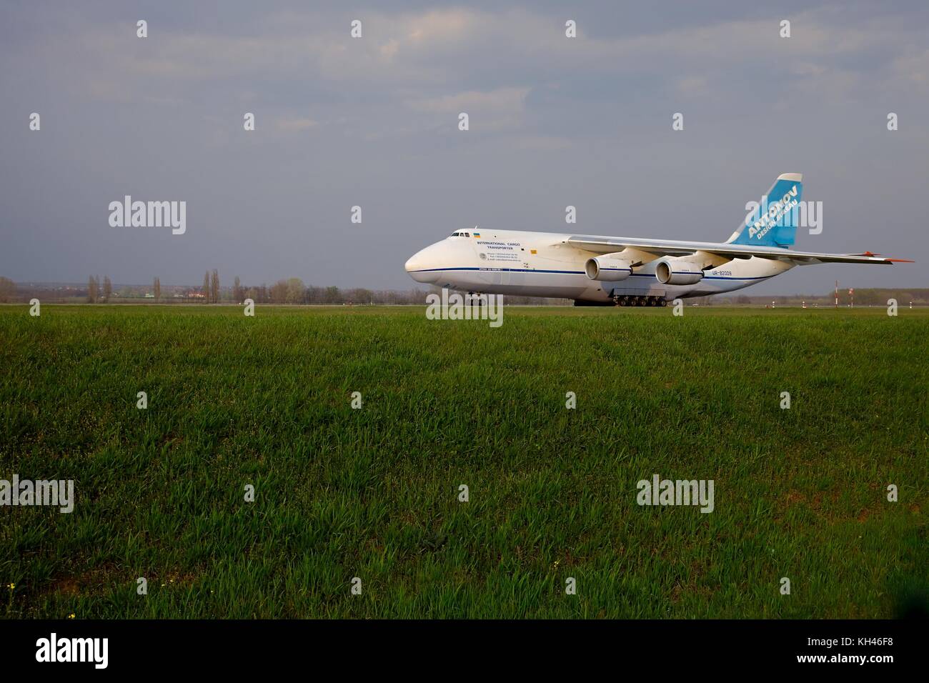 Antonov an124 aircraft hi-res stock photography and images - Alamy