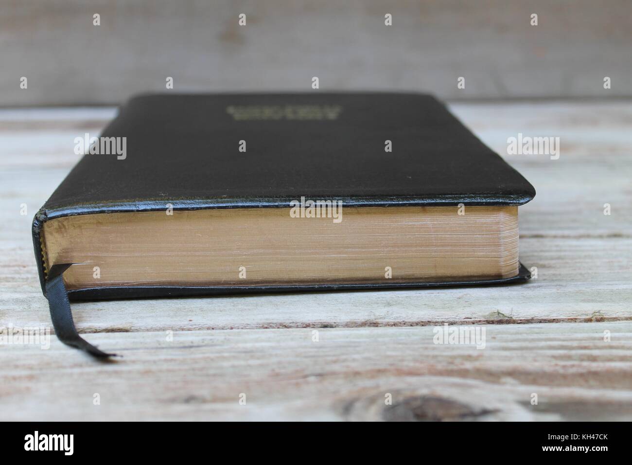 Holy Bible Santa Biblia Stock Photo - Alamy
