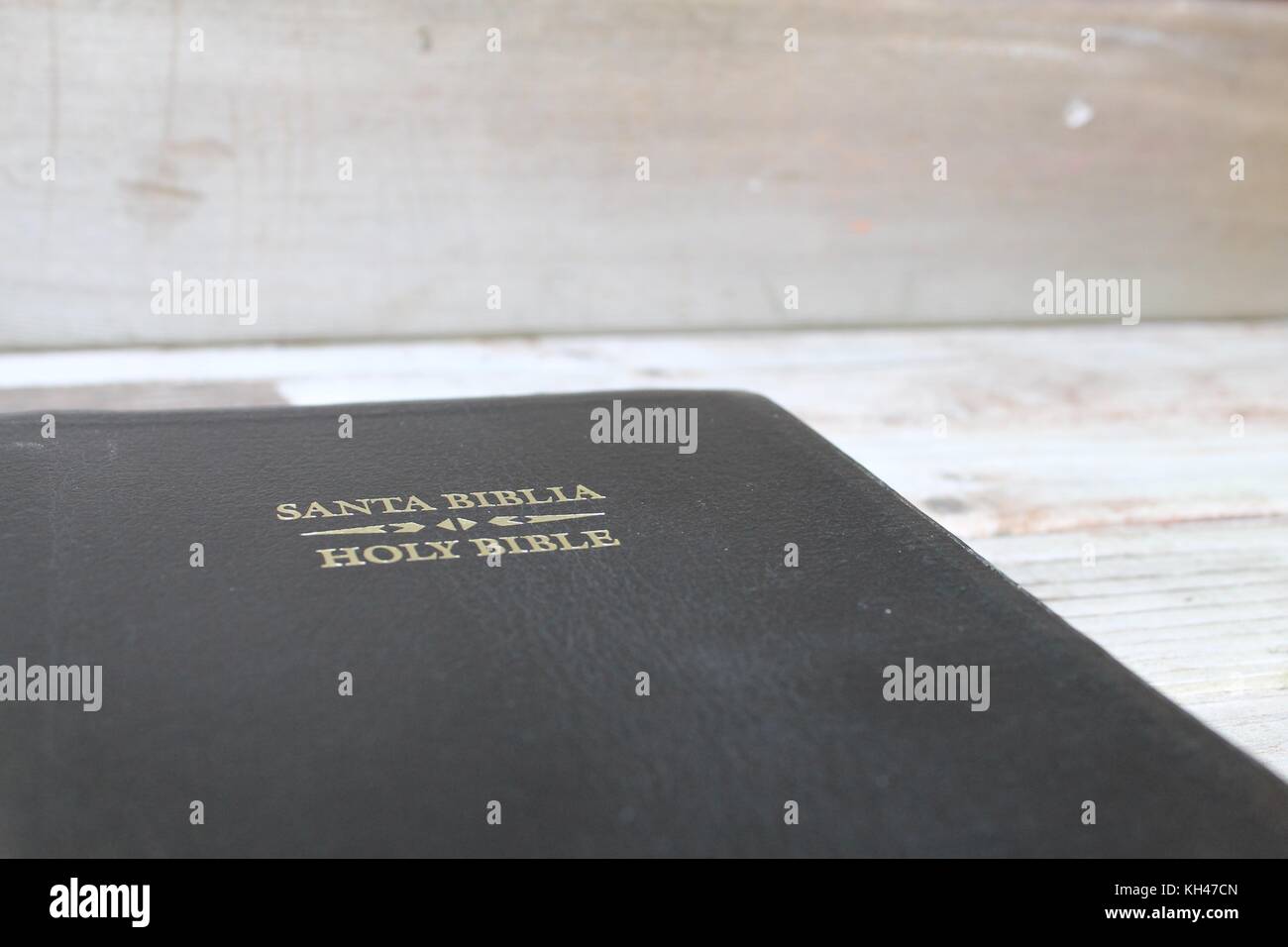 Holy Bible Santa Biblia Stock Photo - Alamy