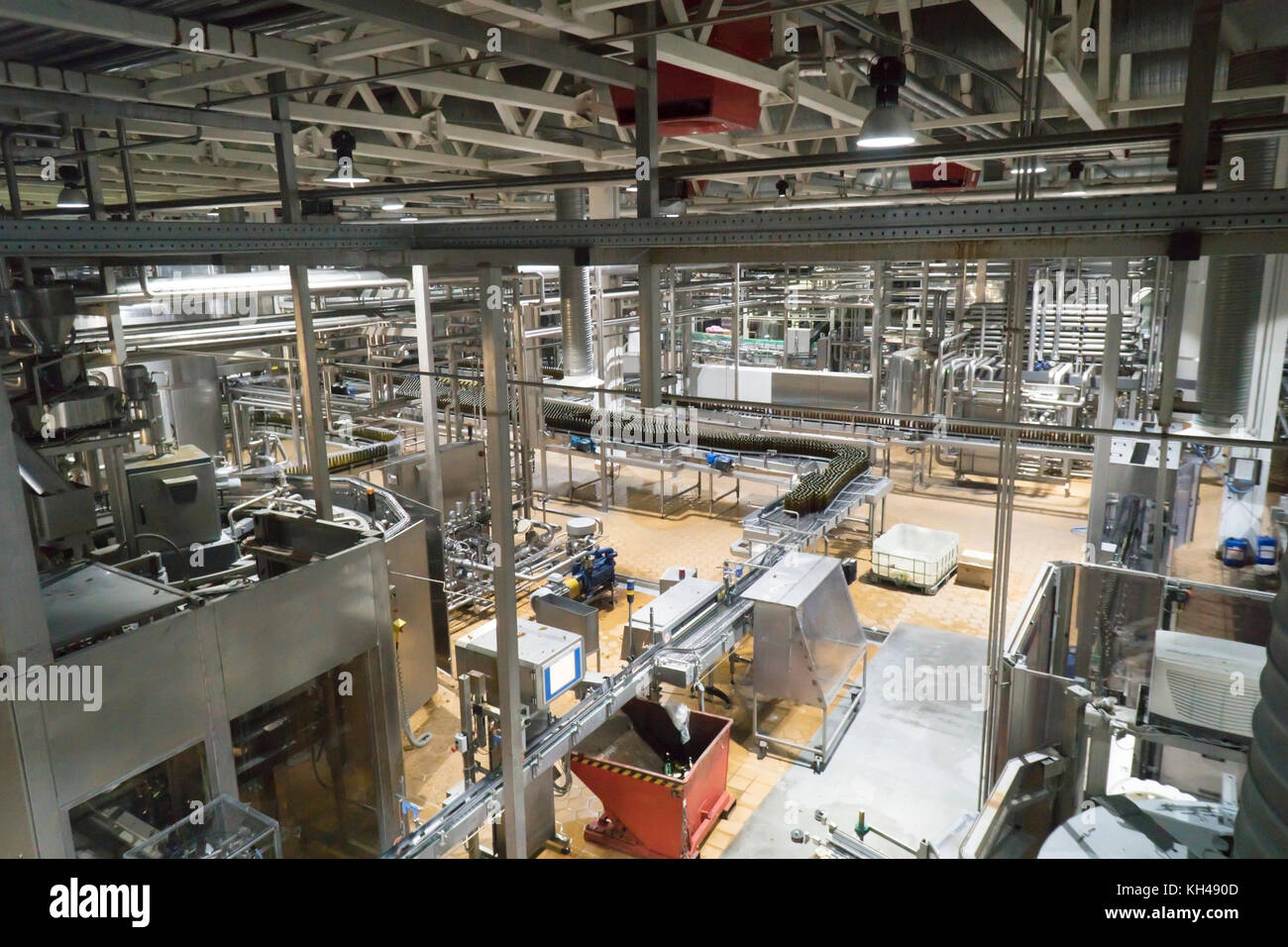 Industrial machine conveyor plastic hi-res stock photography and images ...