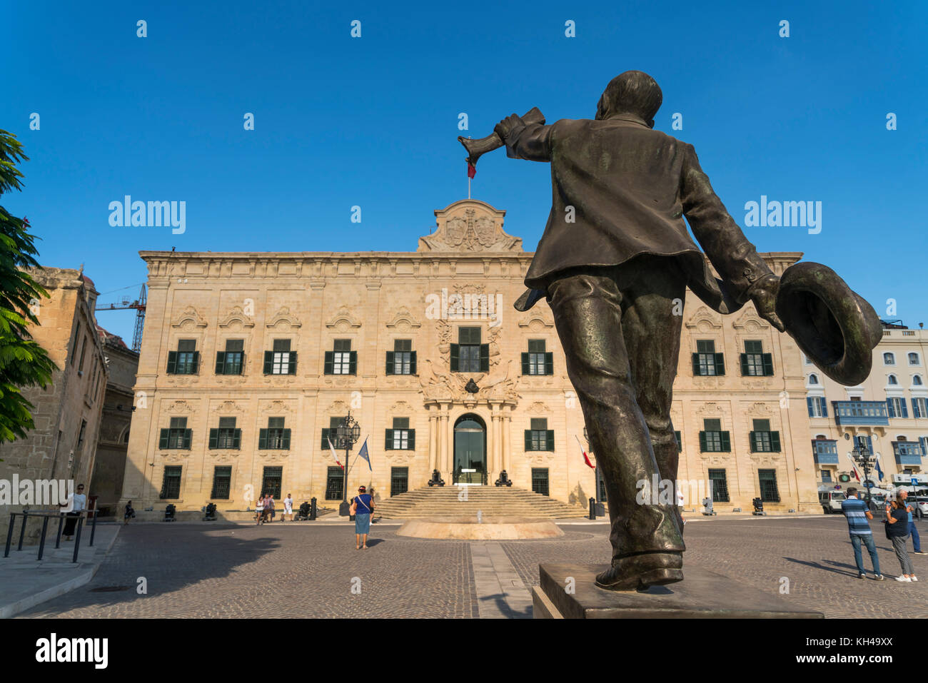 Statue von Manwel Dimech vor der Auberge de Castille, Castille Square ...