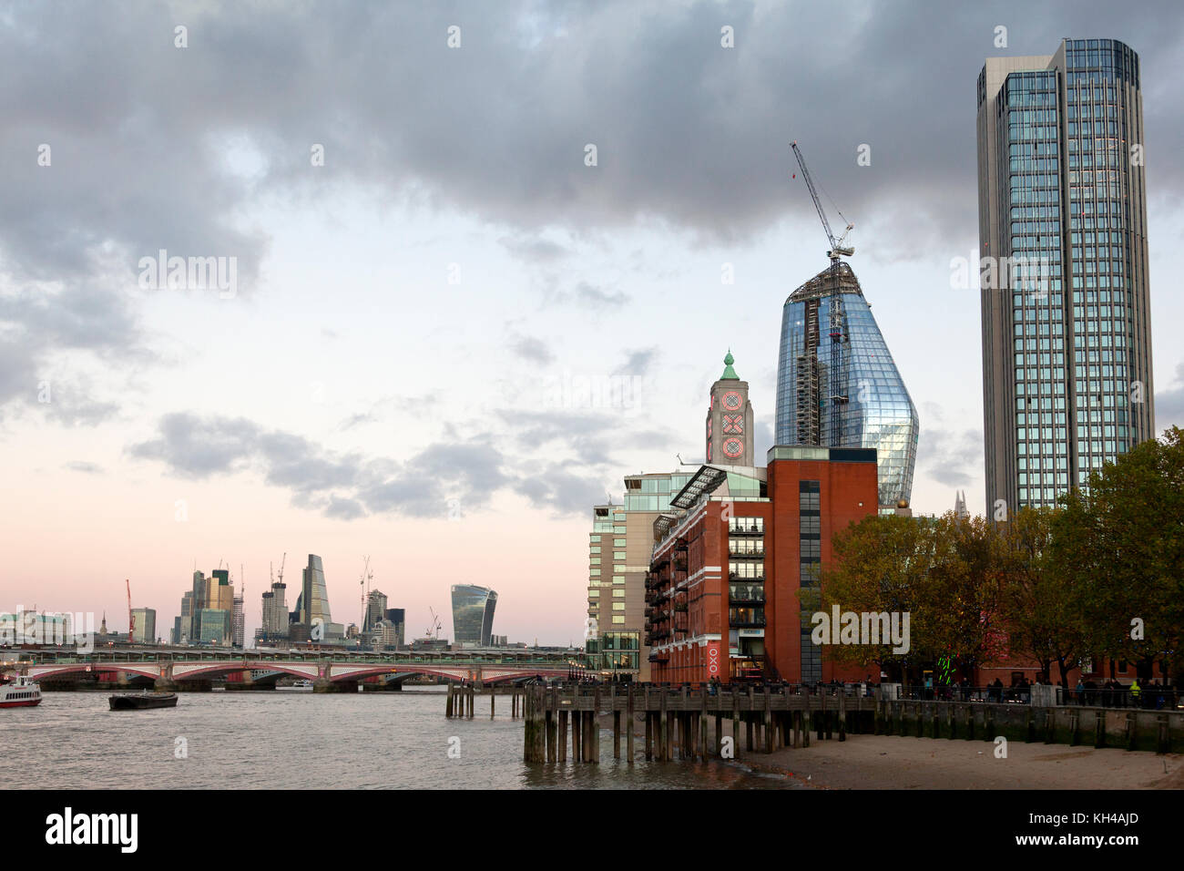 Buildings along the thames hi-res stock photography and images - Alamy