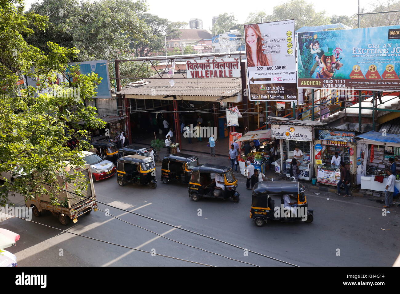 Vile parle railway station hi-res stock photography and images - Alamy