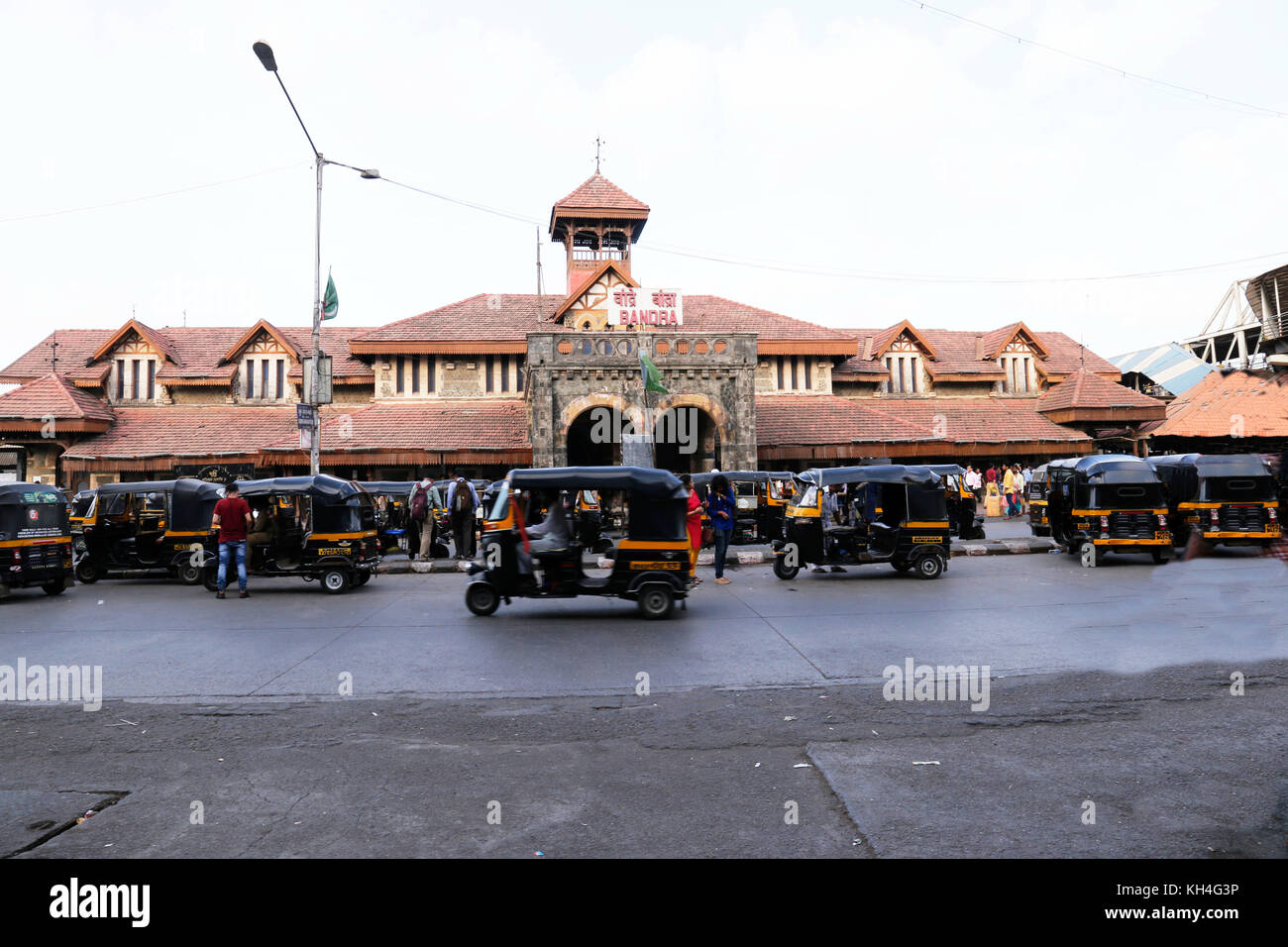 Bandra station west hi-res stock photography and images - Alamy