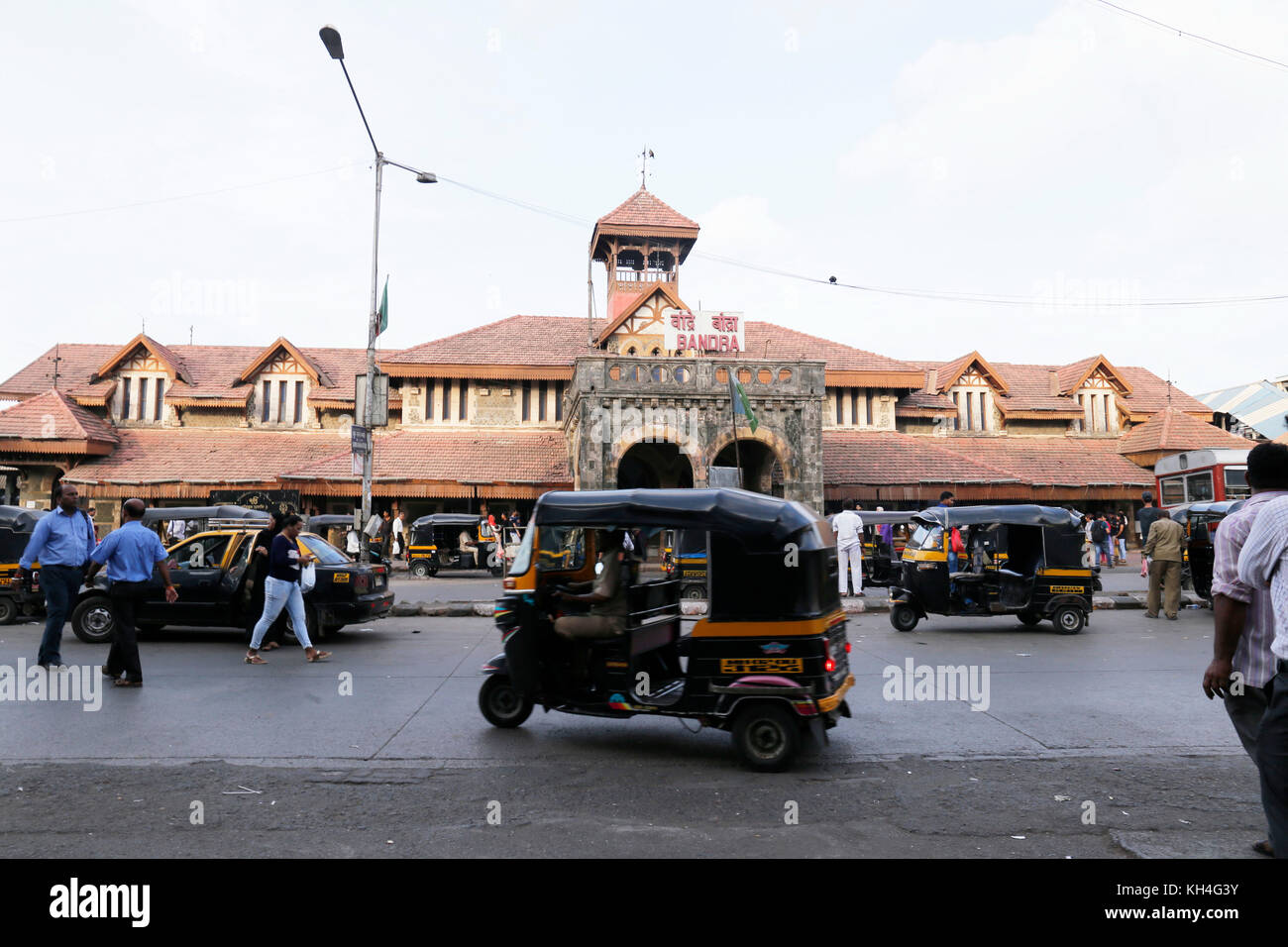 Bandra station hi-res stock photography and images - Alamy