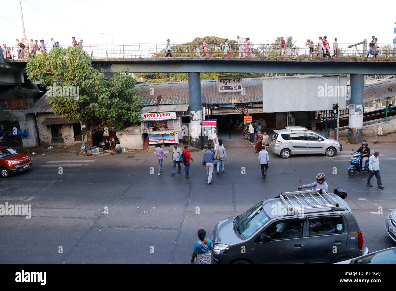 Matunga station hi-res stock photography and images - Alamy