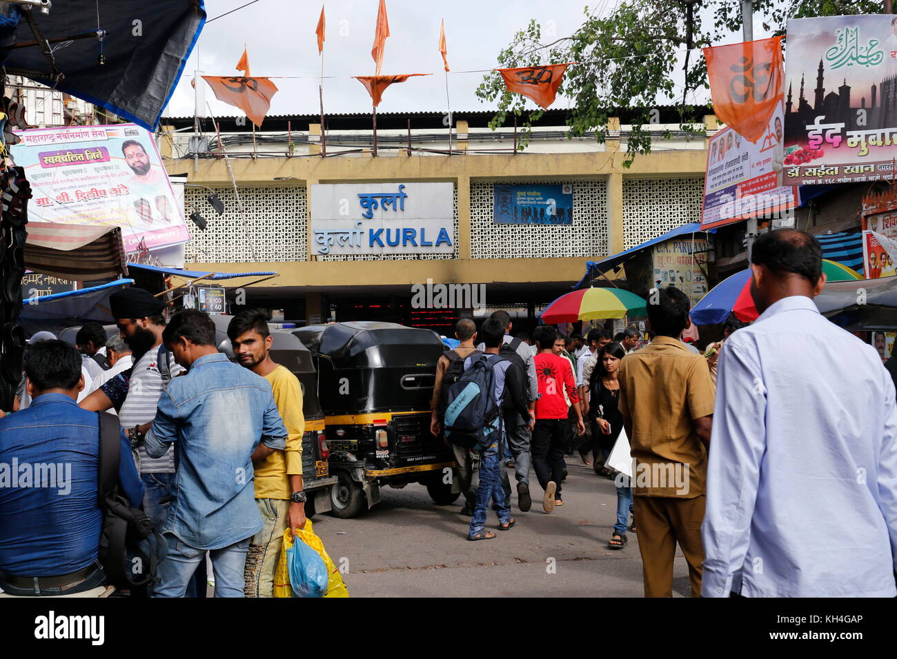 Kurla railway station hi-res stock photography and images - Alamy