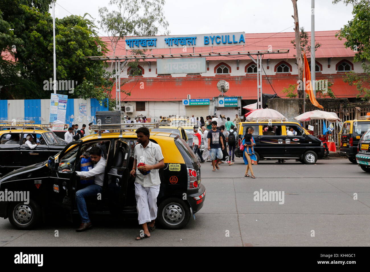 Byculla railway station hi-res stock photography and images - Alamy
