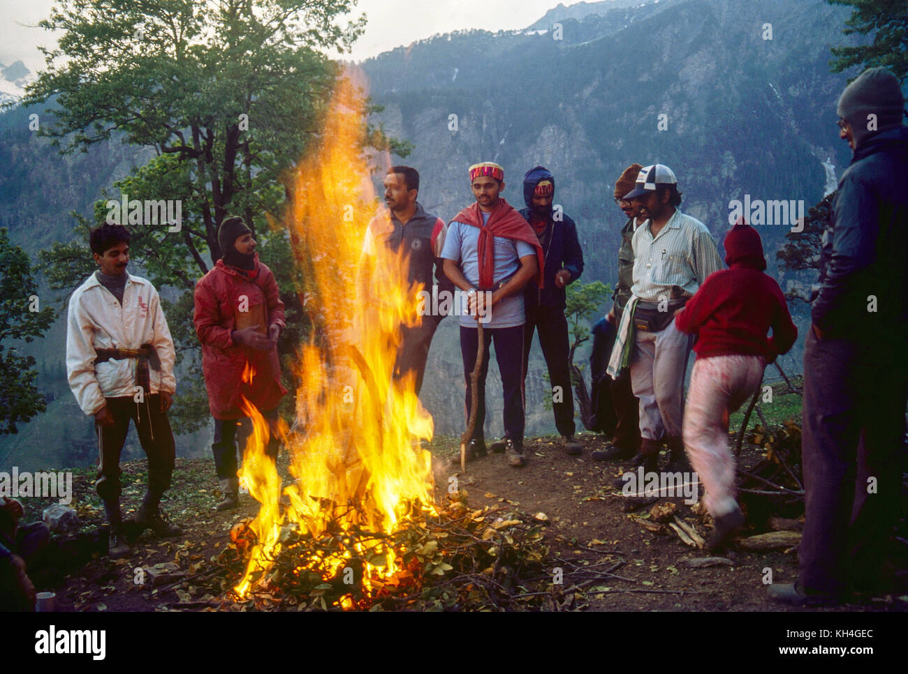 Rural india campfire hi-res stock photography and images - Alamy