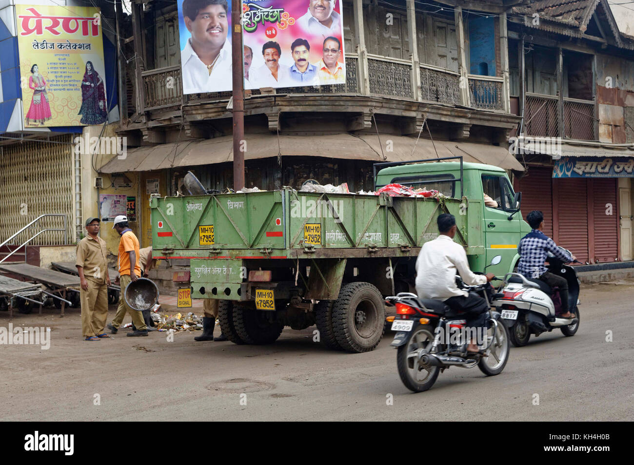 man cleaning garbage, miraj, Maharashtra, India, Asia Stock Photo - Alamy