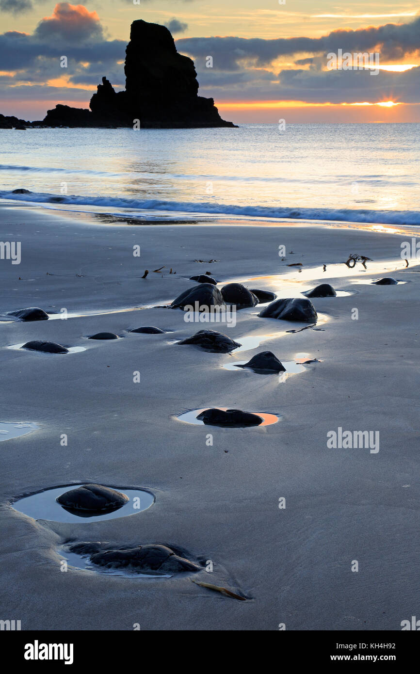 Talisker bay stack hi-res stock photography and images - Alamy