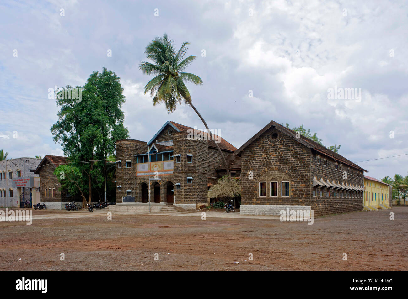 India school buildings hi-res stock photography and images - Alamy