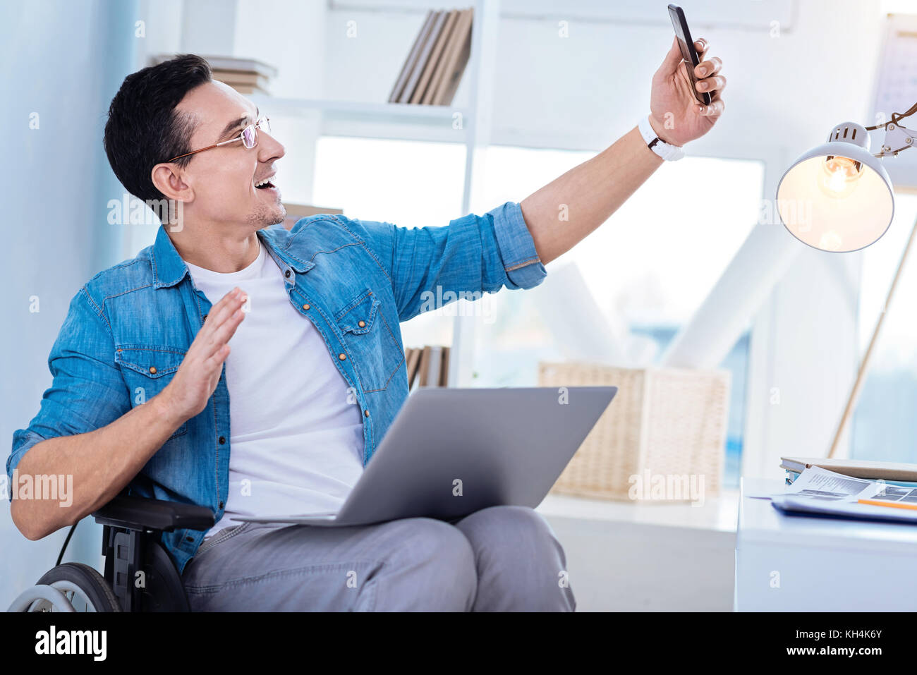 Waving with right hand hi-res stock photography and images - Alamy