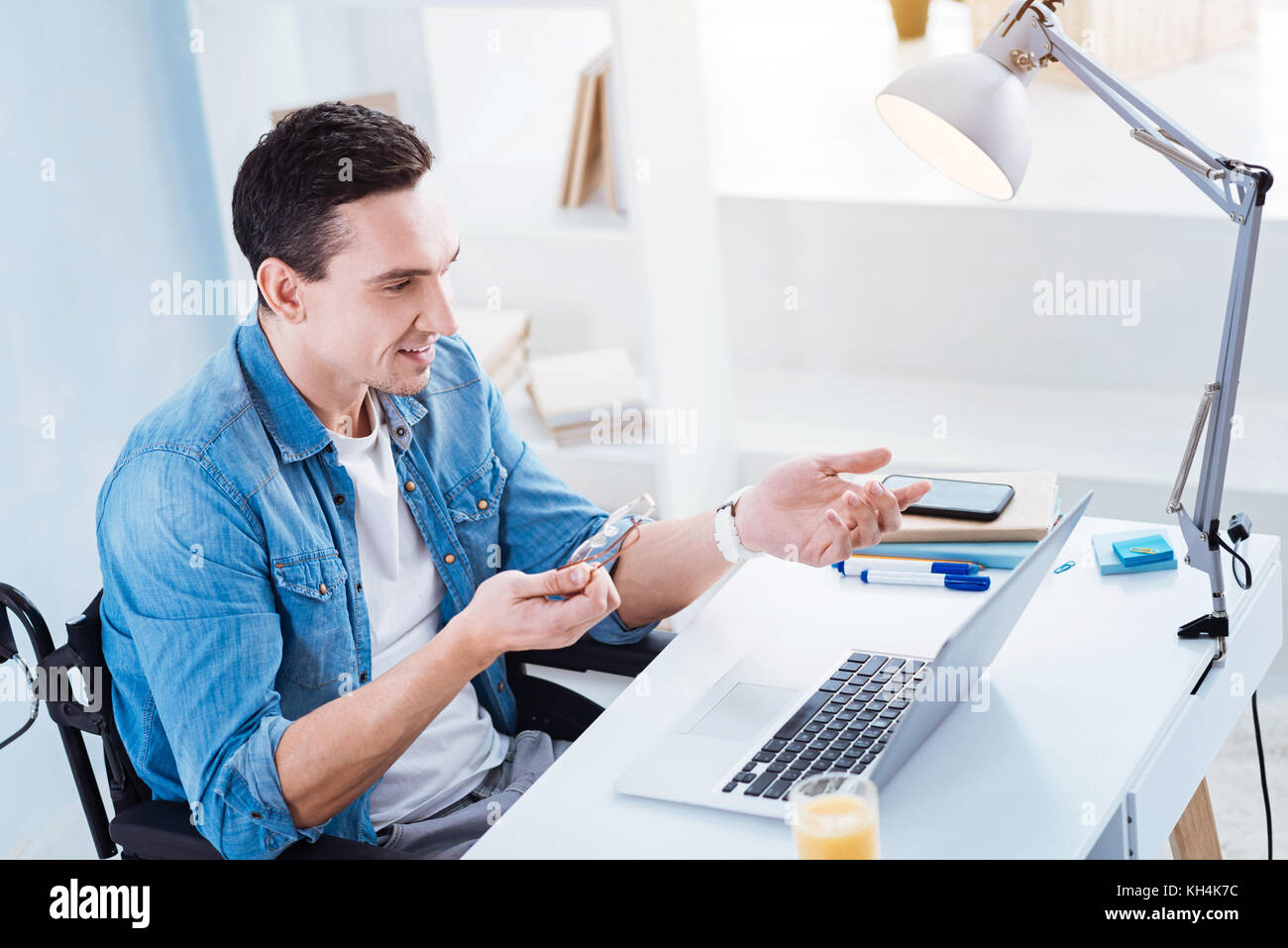 Surprised worker looking at his computer Stock Photo - Alamy