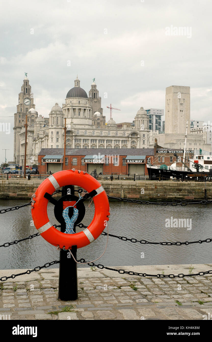Liverpool docks with the Cunard Building, Port of Liverpool building ...