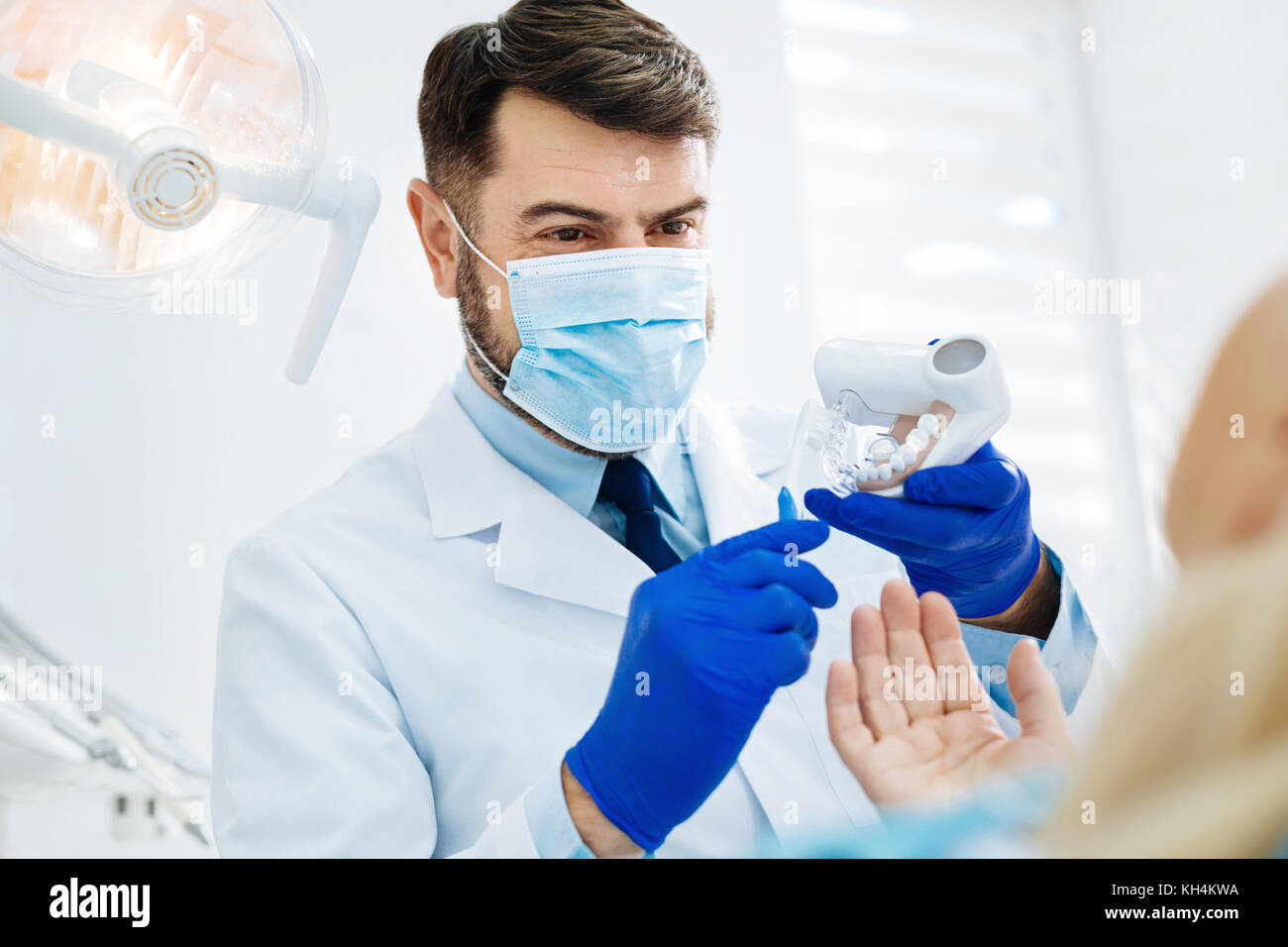 Dentist holding false teeth hi-res stock photography and images - Alamy