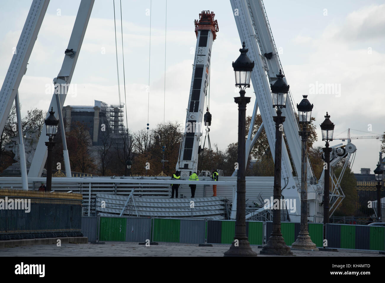 In pictures, instalation (assembly) of the Ferris wheel of the Concorde ...