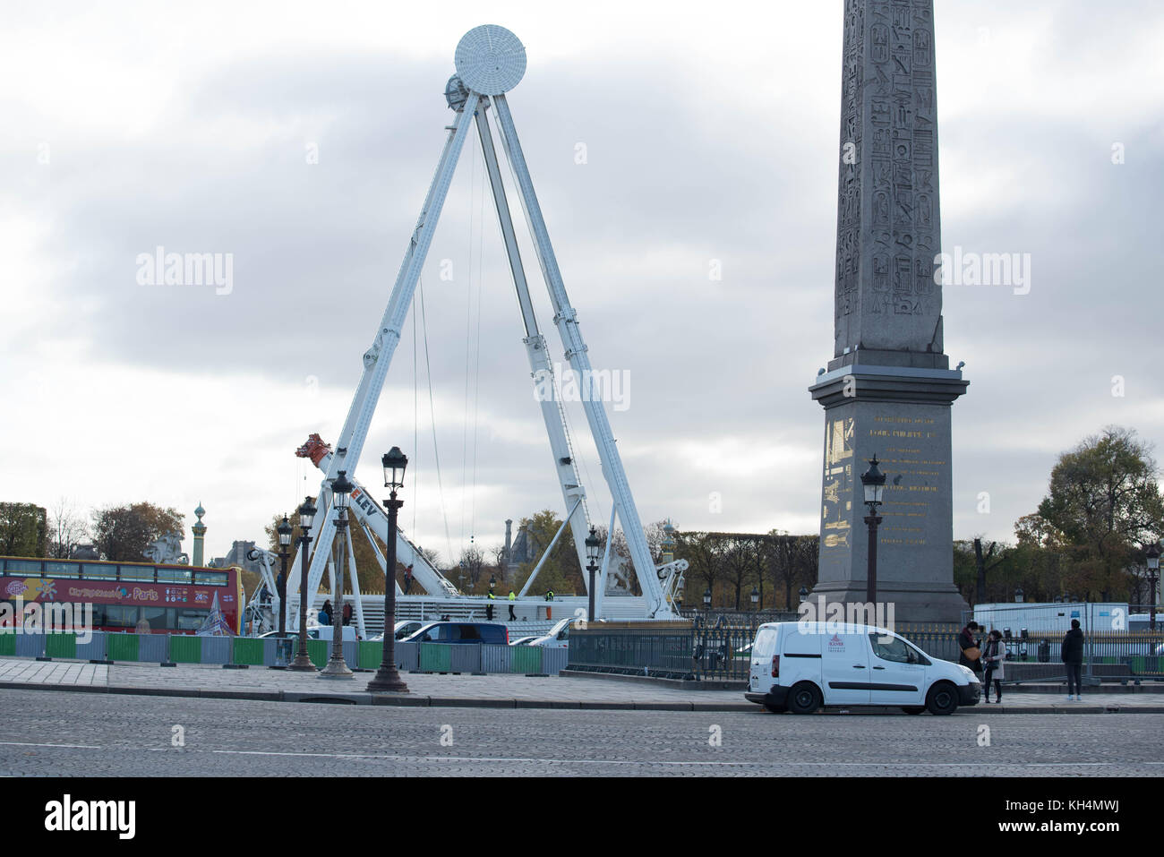 In pictures, instalation (assembly) of the Ferris wheel of the Concorde ...