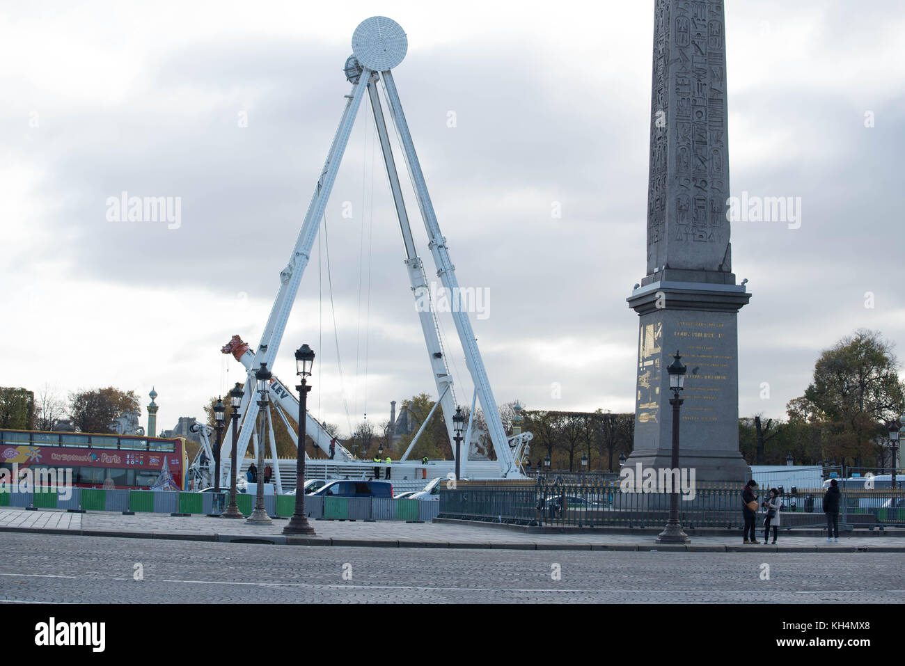 In pictures, instalation (assembly) of the Ferris wheel of the Concorde ...