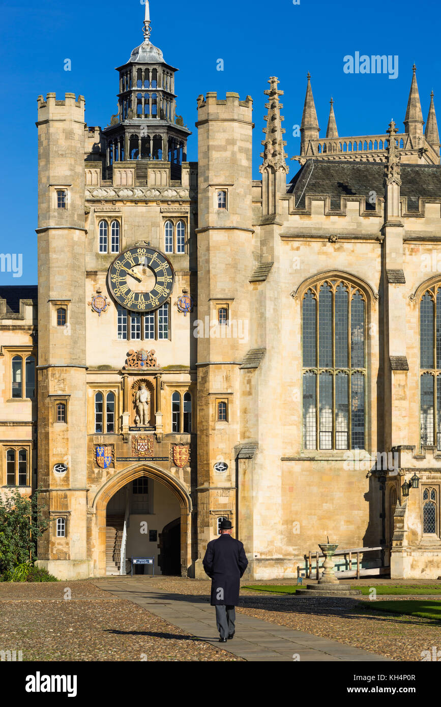 Trinity College Great Court and water fountain at Cambridge University ...