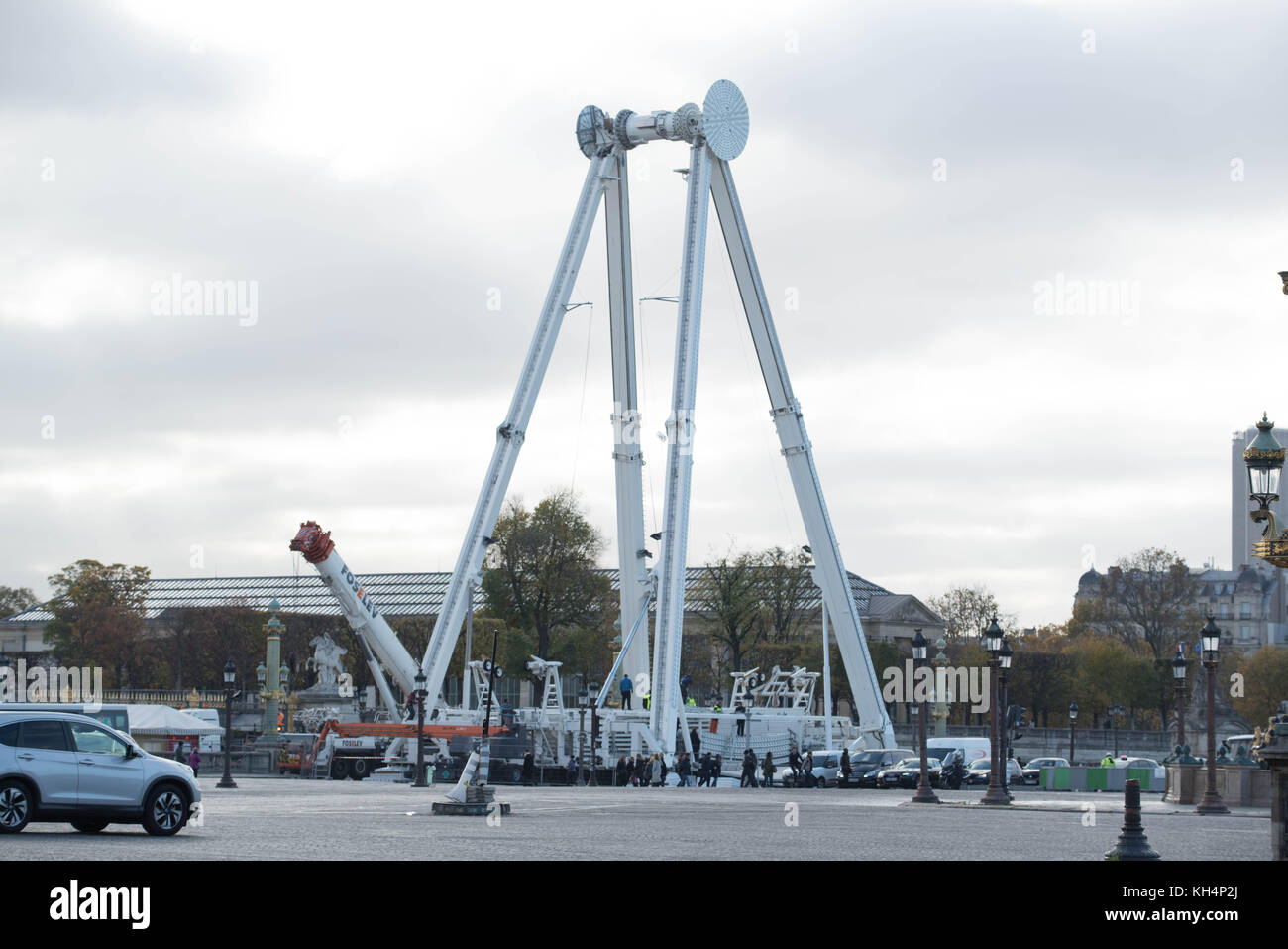 In pictures, instalation (assembly) of the Ferris wheel of the Concorde ...