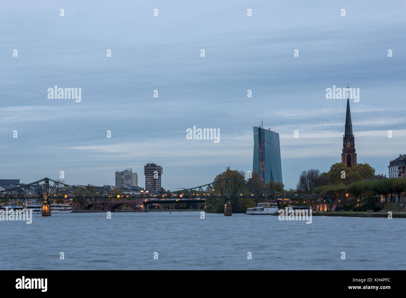 The "Eisener Steg" bridge over the river Main in Frankfurt with the EZB ...