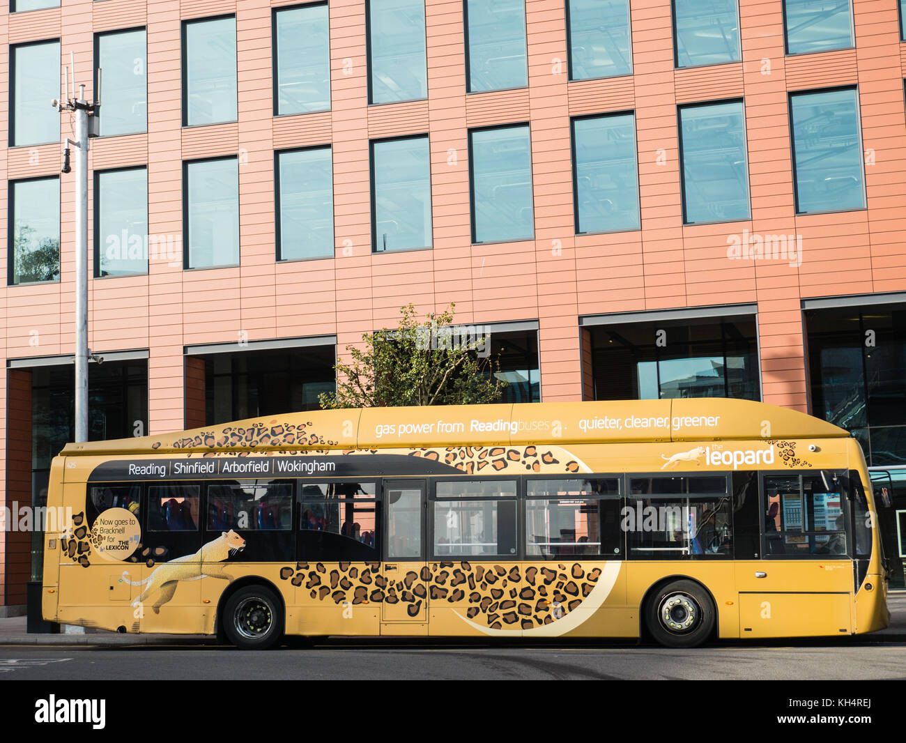 Reading buses hi-res stock photography and images - Alamy