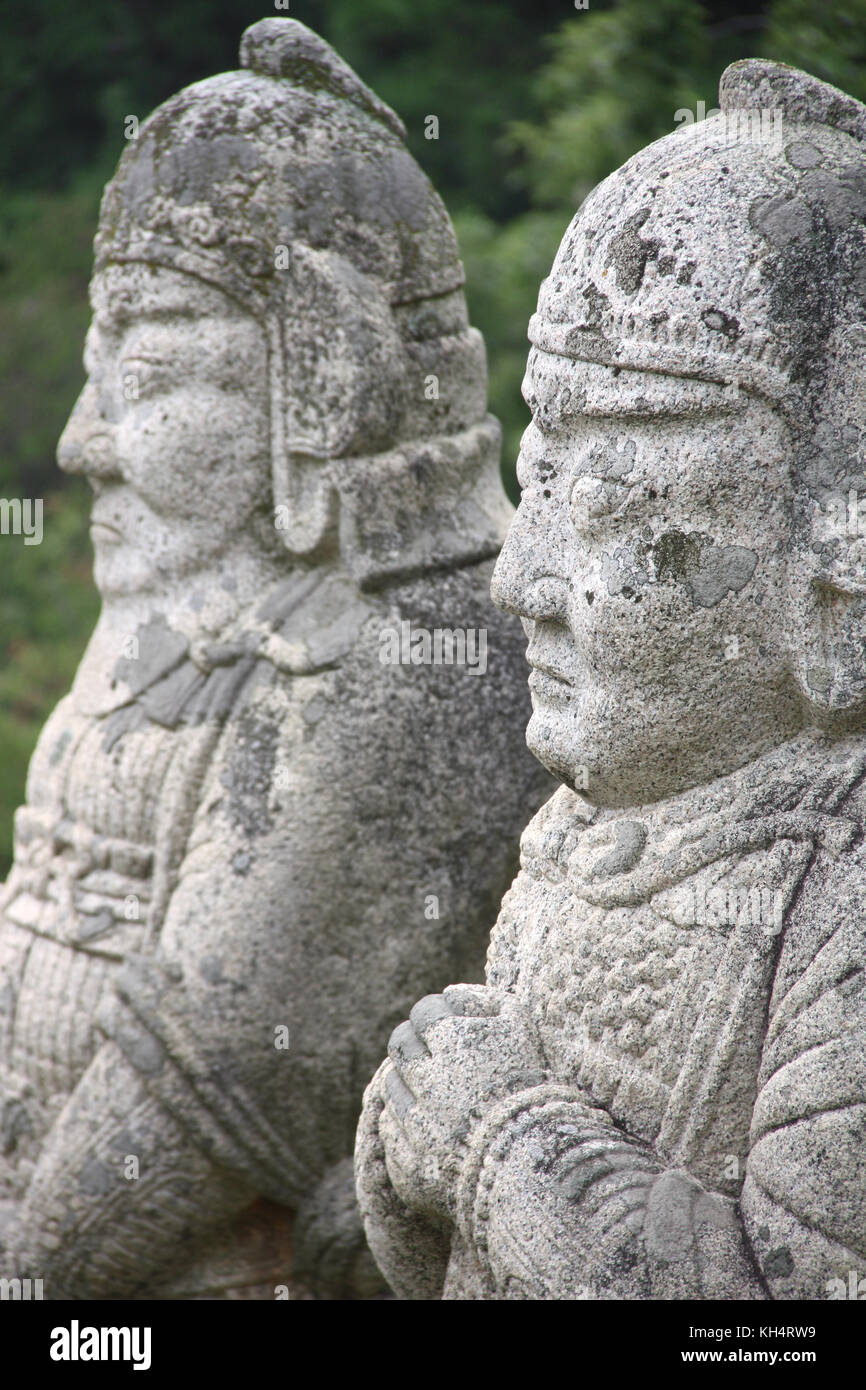 Stone statues of military officials, Tomb of King Kongmin (Konmin-van ...