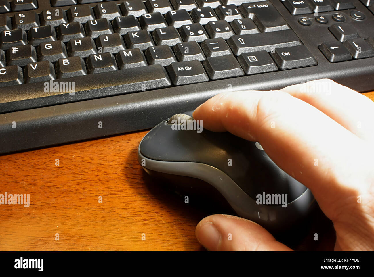 use the mouse on the computer Stock Photo - Alamy