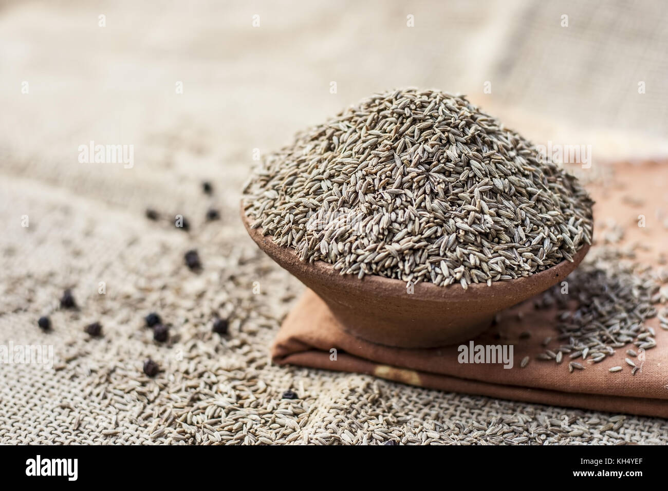 Cumin/Cuminum cyminum in a clay bowl Stock Photo - Alamy