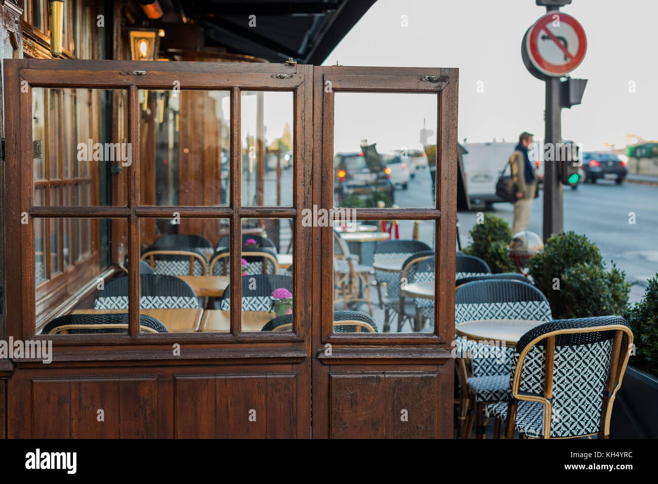 Window frames paris hi-res stock photography and images - Alamy