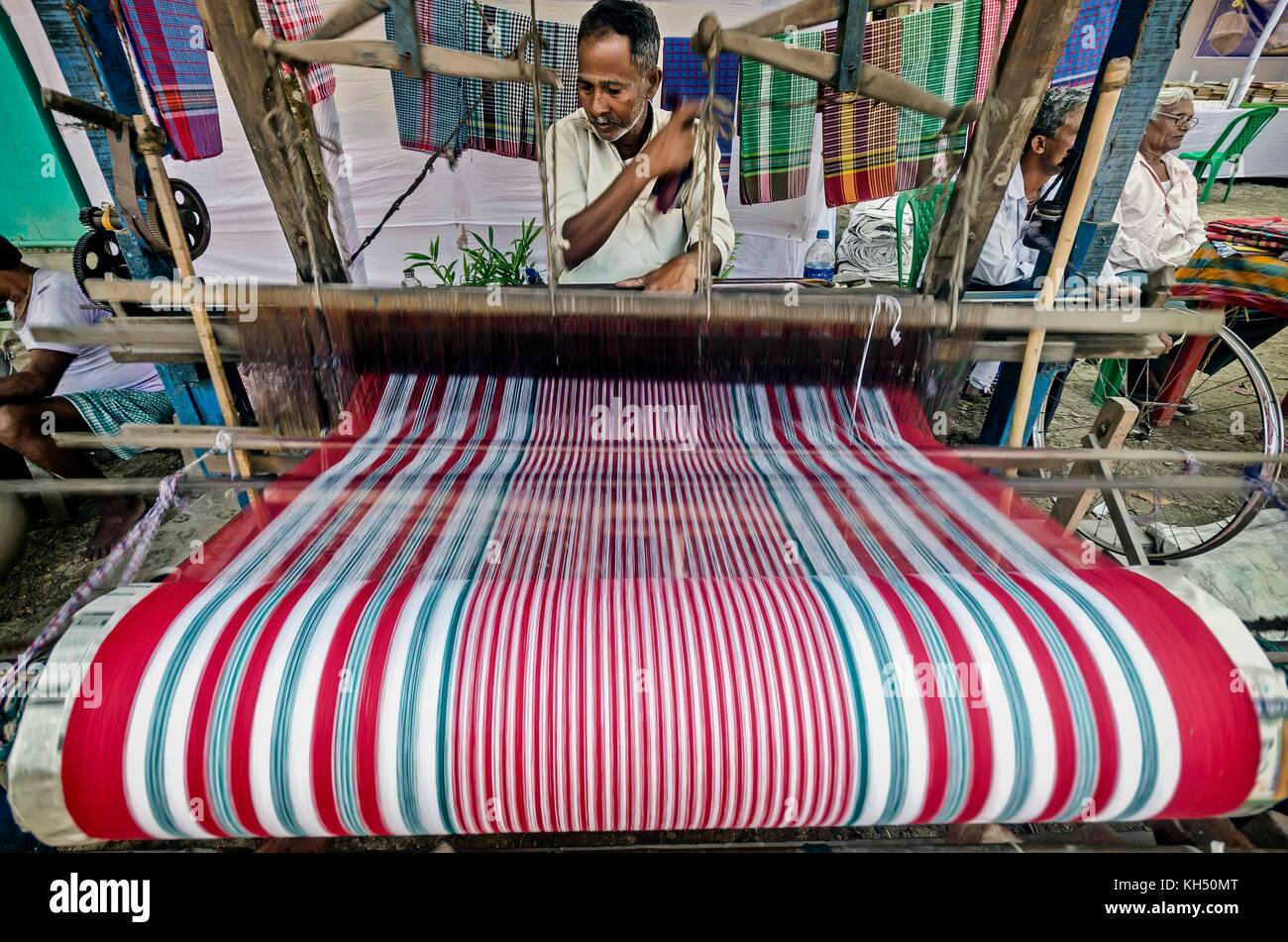 Kolkata, India. 10th Nov, 2017. The production of hand-loom tant is an ...
