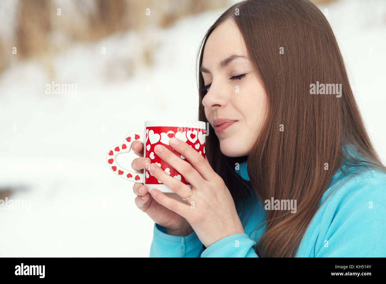 Young woman coffee mug nature hi-res stock photography and images - Alamy